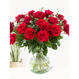 20 rode rozen met eucalyptus - EverRed | SURPROSE.nl